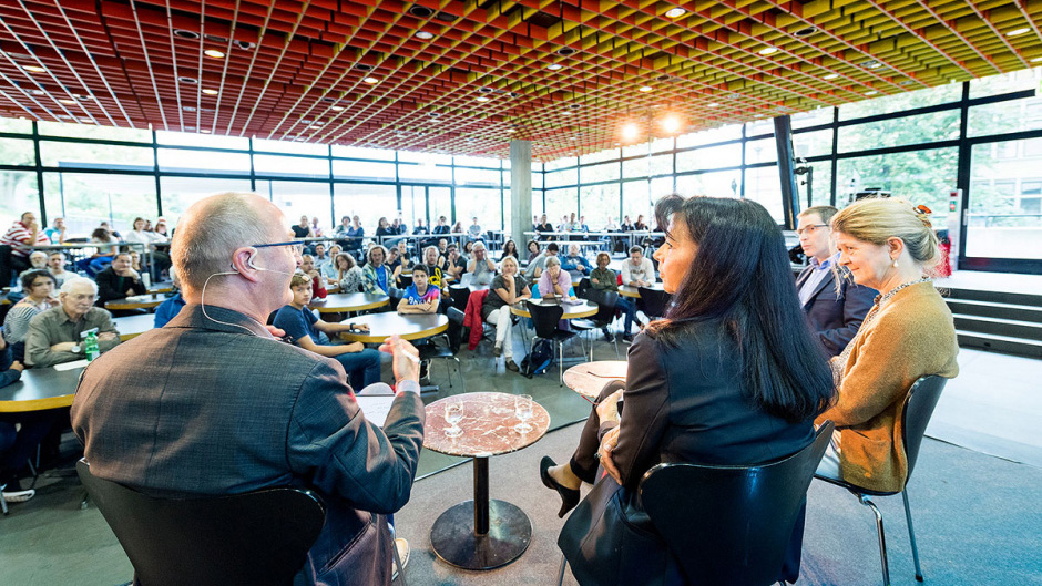 Science Cafés und Podiumsdiskussionen - Scientifica